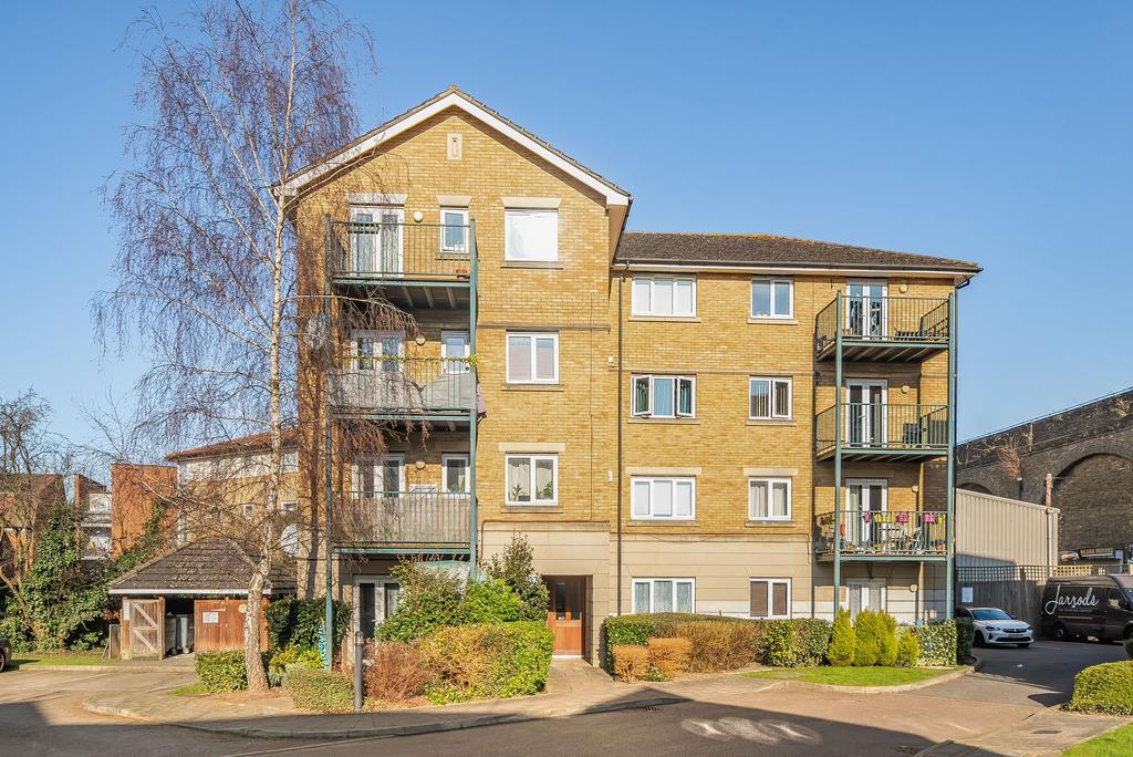 Harrow HA2 2 bed flat - £349,999