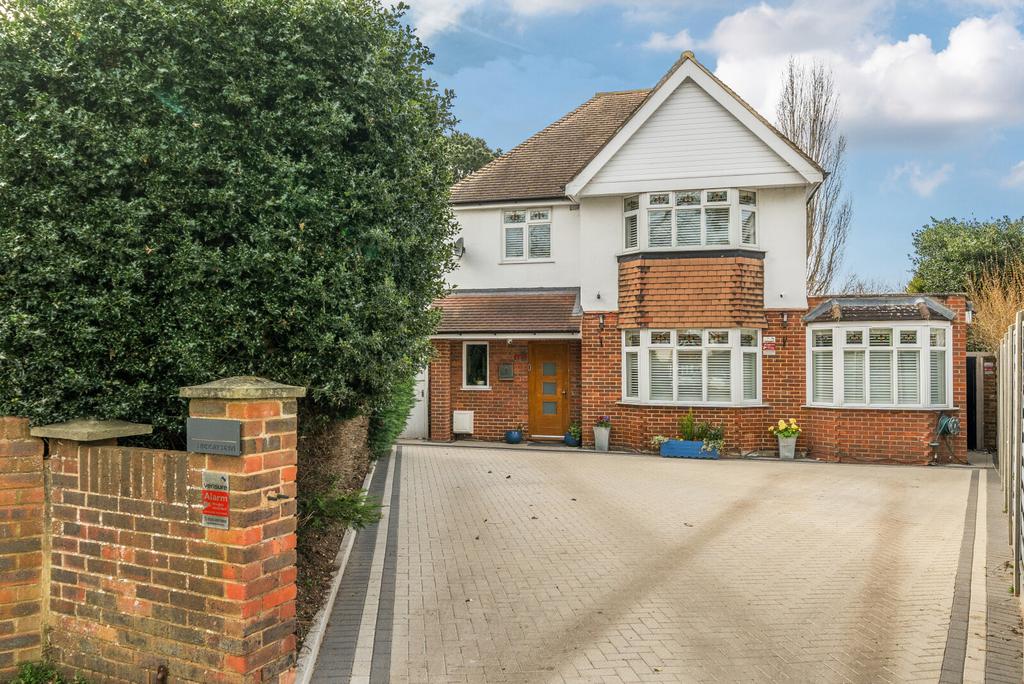Lindsay Drive, Shepperton, TW17 5 bed detached house - £1,150,000