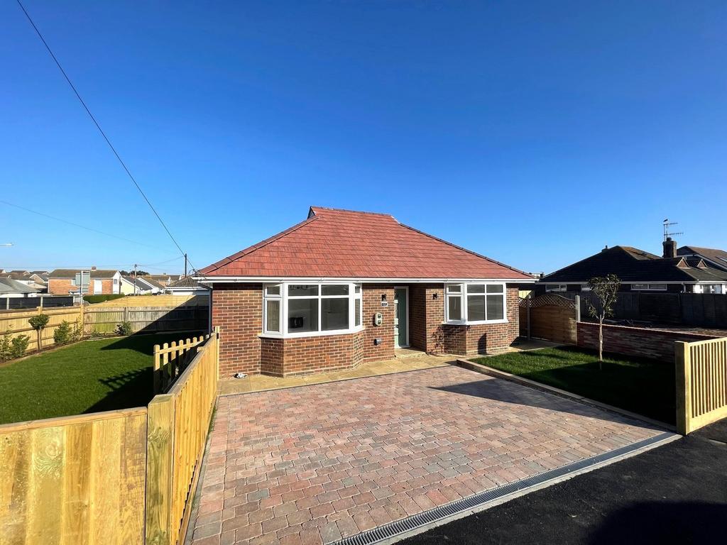 Arundel Road, Peacehaven, BN10 8HE 2 bed detached bungalow - £350,000