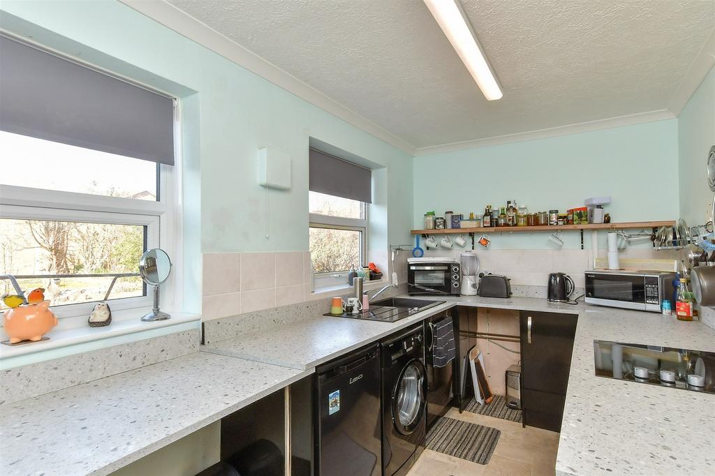 Linthouse Close, Peacehaven BN10 2 bed semi-detached house - £215,000