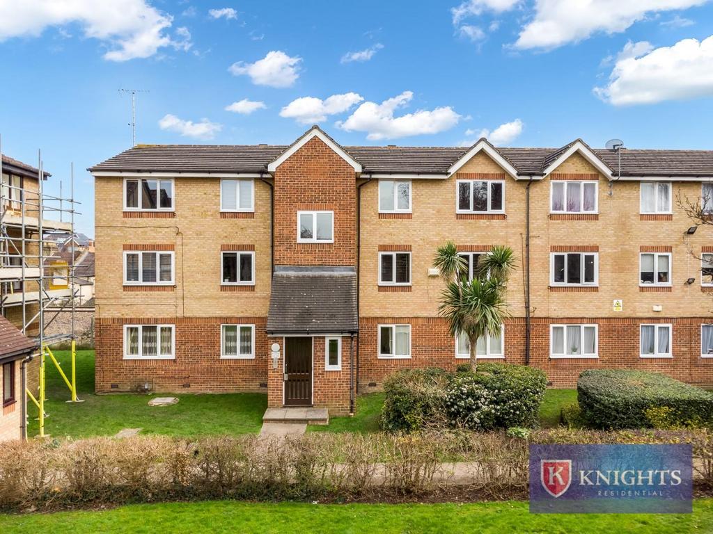 Pycroft Way, London, N9 2 bed flat for sale - £275,000