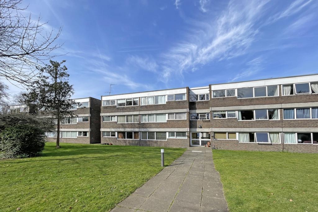 Chessington Road, Epsom, KT17 2 bed flat for sale - £294,000