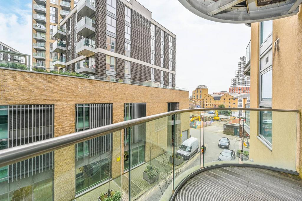 Orbis Wharf, Bridges Court Road... 1 bed flat - £1,900 pcm (£438 pw)