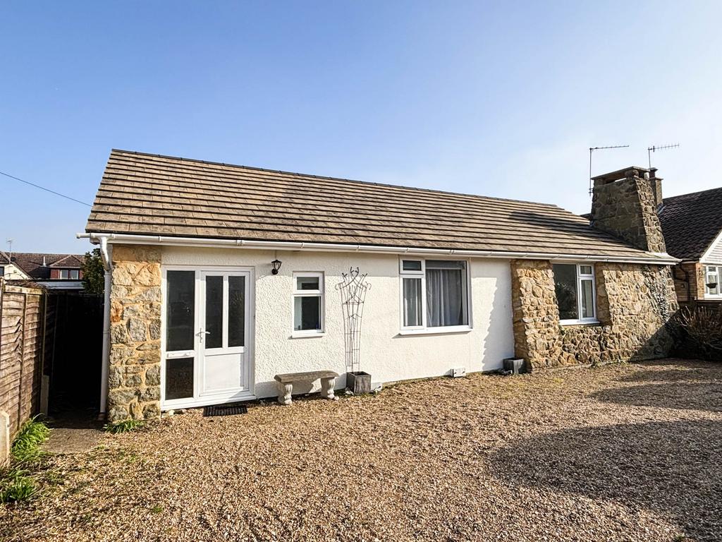 Southdean Drive, Middleton-on-Sea 2 bed detached bungalow for sale - £ ...