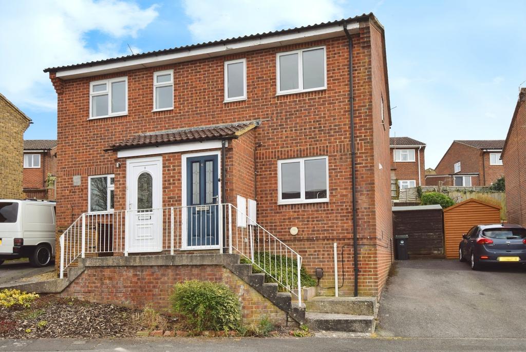 Lawrence Close, Amesbury, SP4 7RP 2 bed semi-detached house - £250,000