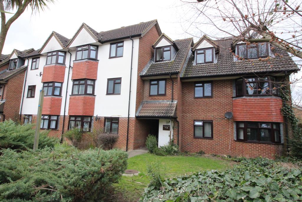 Pembury Avenue, Worcester Park KT4 2 bed flat to rent - £1,550 pcm (£358 pw)