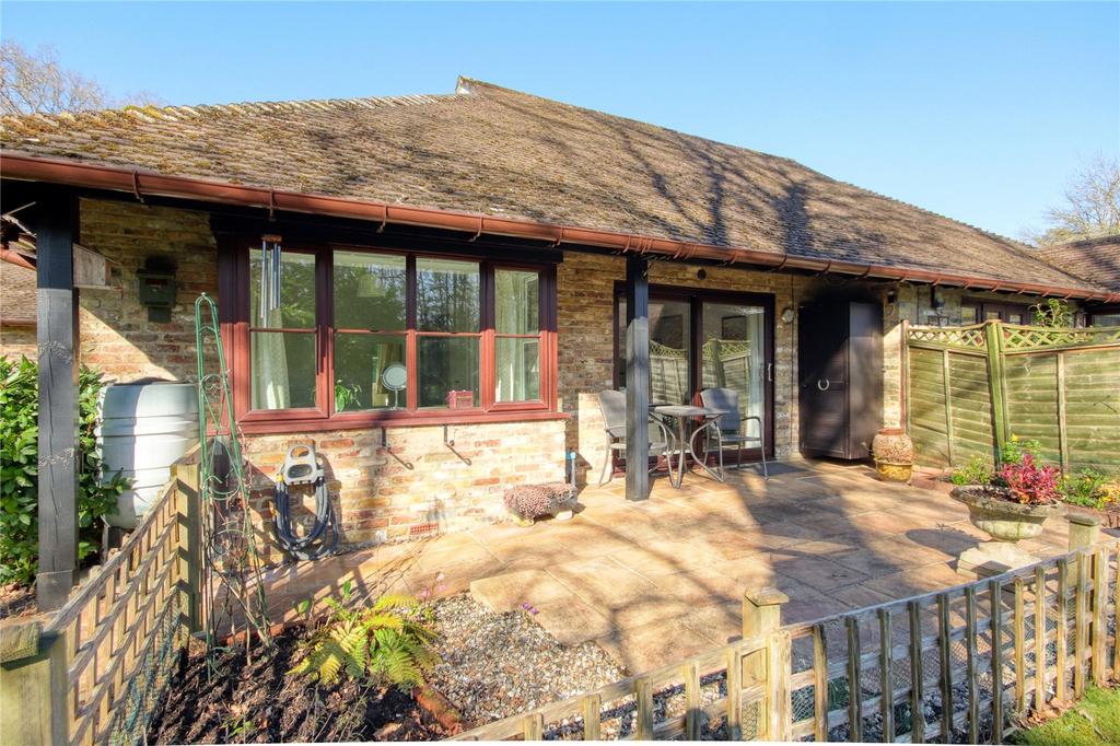 Bagshot Road, Ascot, Berkshire, SL5 2 bed bungalow for sale - £330,000