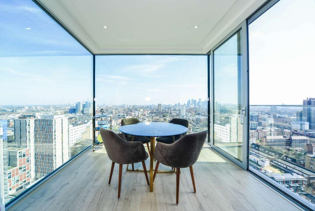 30 Piazza Walk, Aldgate East, London 2 bed flat - £4,299 pcm (£992 pw)