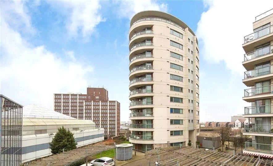 Mercury Gardens, Romford RM1 2 bed flat for sale - £275,000