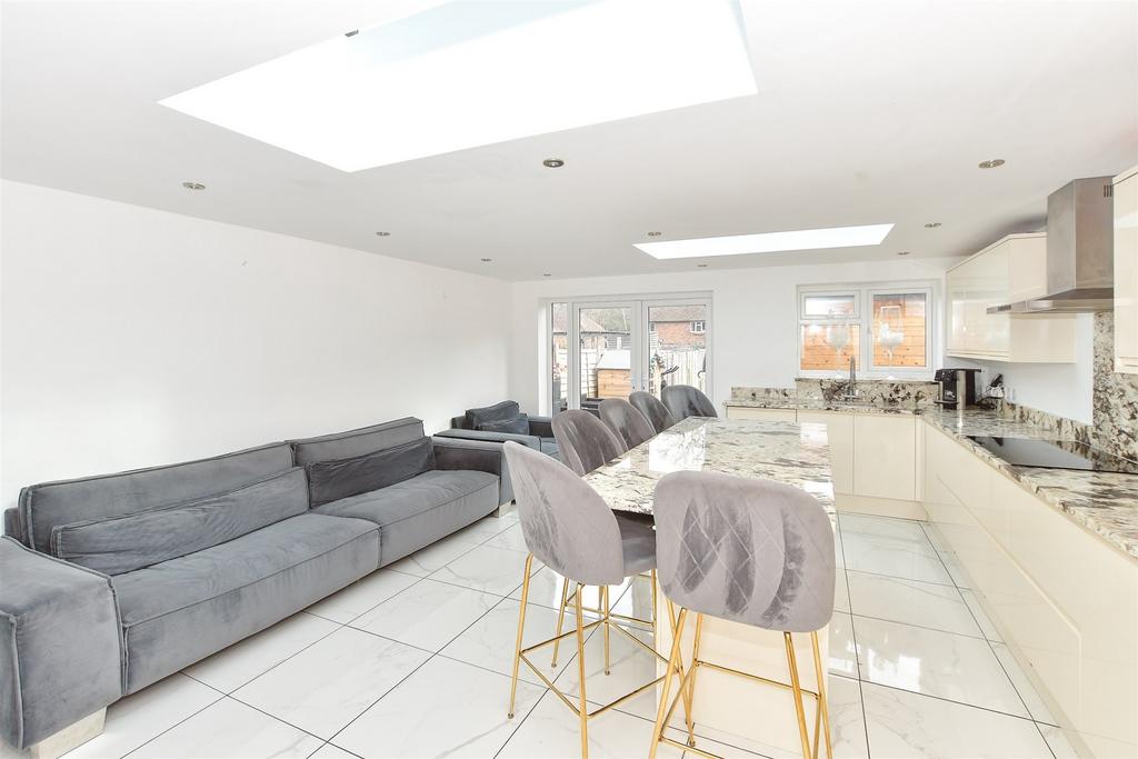 New Farthingdale, Dormansland, Surrey 2 bed semi-detached house for ...