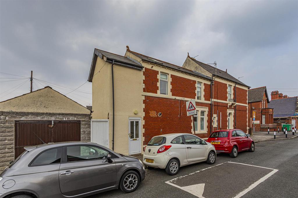 Cwmdare Street, Cardiff CF24 2 bed apartment - £220,000