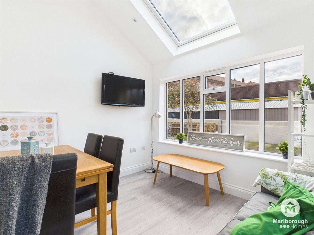 St Barnabas Road, Woodford, Essex, IG8 2 bed apartment - £1,650 pcm (£ ...