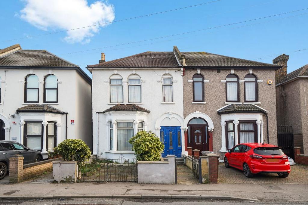 Mill Lane, Romford, RM6 4 bed semi-detached house - £500,000