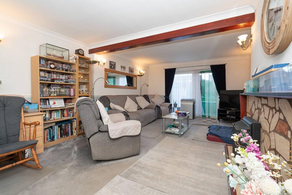 Moatfield Road, Bushey, WD23 4 bed semi-detached house - £680,000
