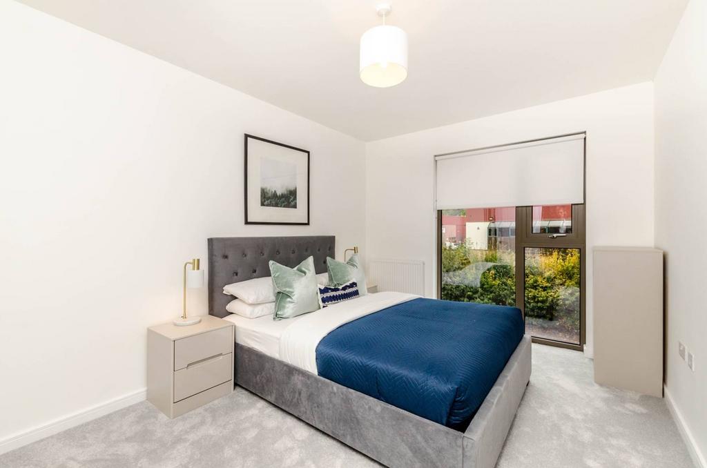 Walnut Tree Close, Guildford, GU1 2 bed flat - £2,400 pcm (£554 pw)