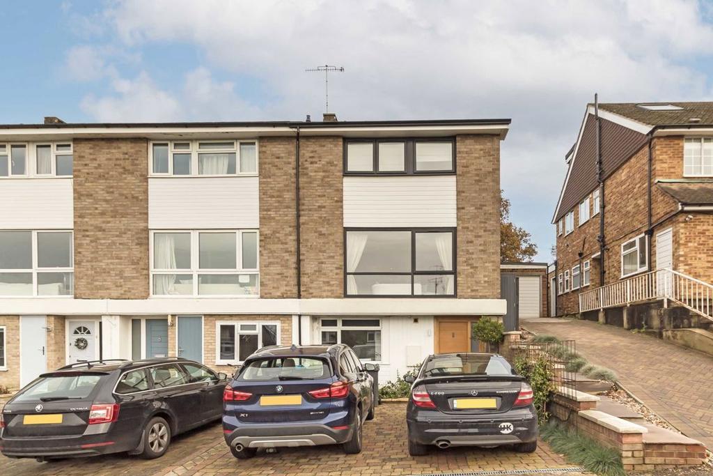 Kelvedon Close, Kingston Upon Thames KT2 4 bed house - £5,800 pcm (£1,338 pw)