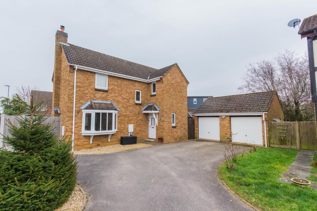 Lakeside, Irthlingborough NN9 4 bed detached house - £385,000