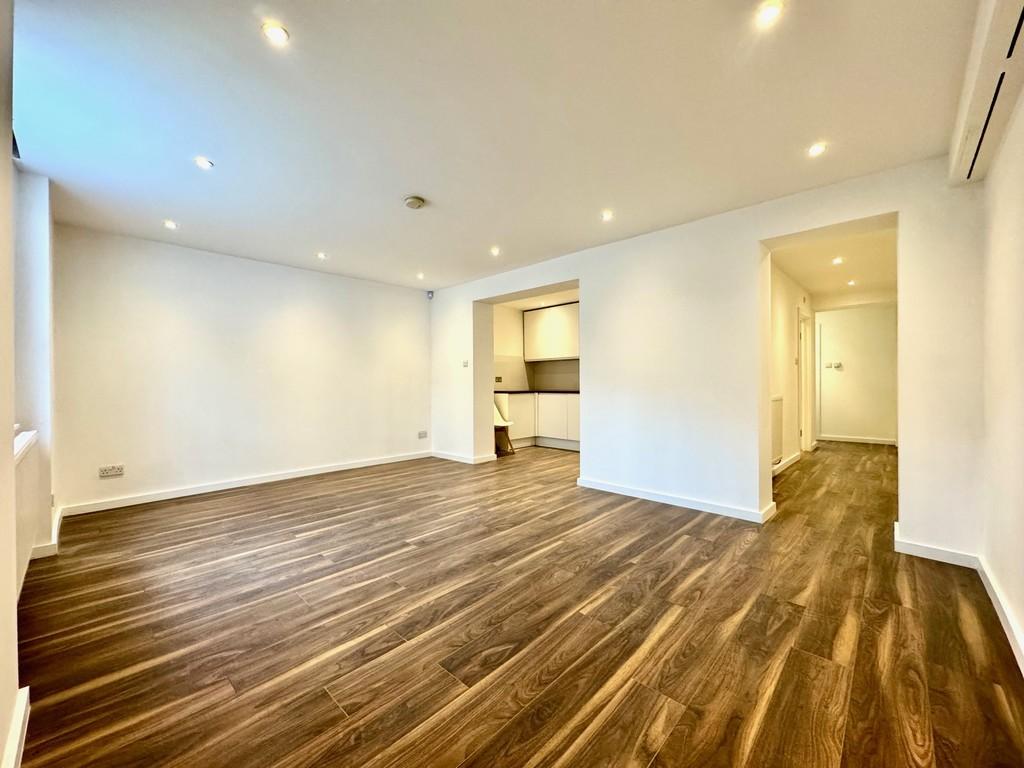 New Cross Road, London SE14 2 bed flat - £2,200 pcm (£508 pw)