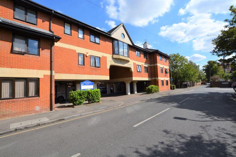 Burlington Road, Slough 2 bed apartment - £1,350 pcm (£312 pw)