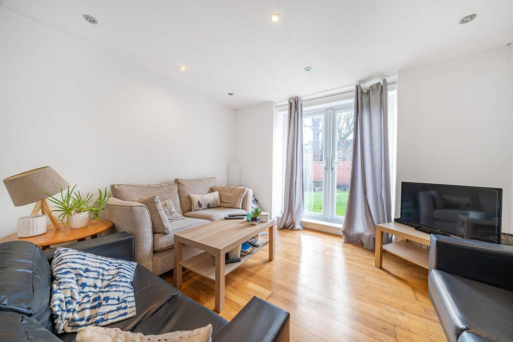 Weir Road, Balham, London, SW12 3 bed flat - £3,100 pcm (£715 pw)