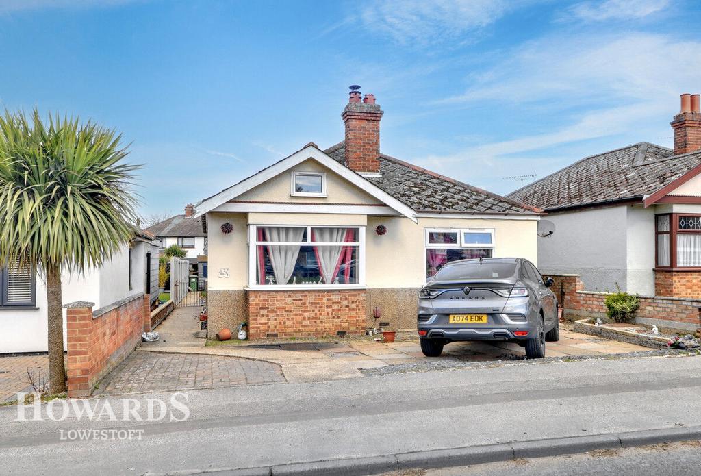 Normanston Drive, Lowestoft 3 bed detached bungalow - £220,000