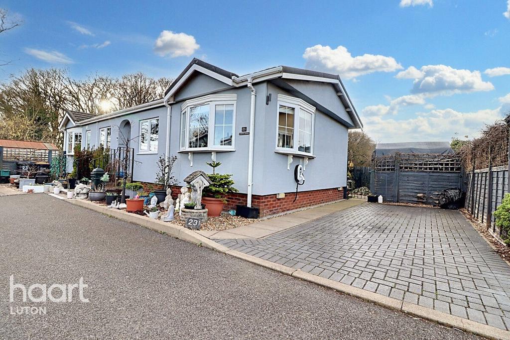 Collins Wood Park, Caddington 2 bed detached bungalow - £240,000