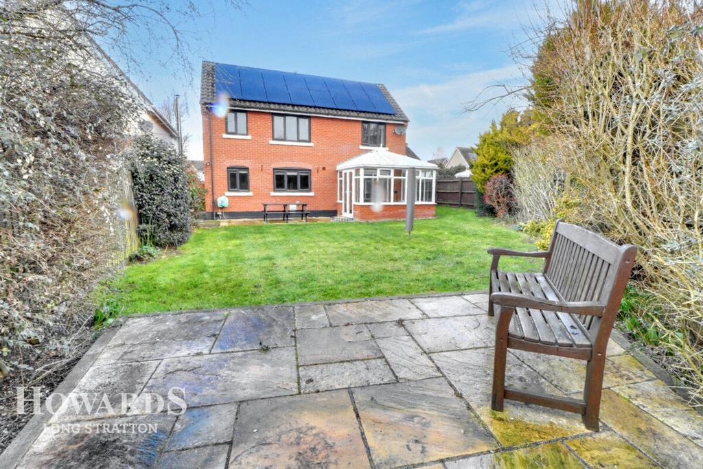 Hill Farm Road, Long Stratton 4 bed detached house for sale - £425,000