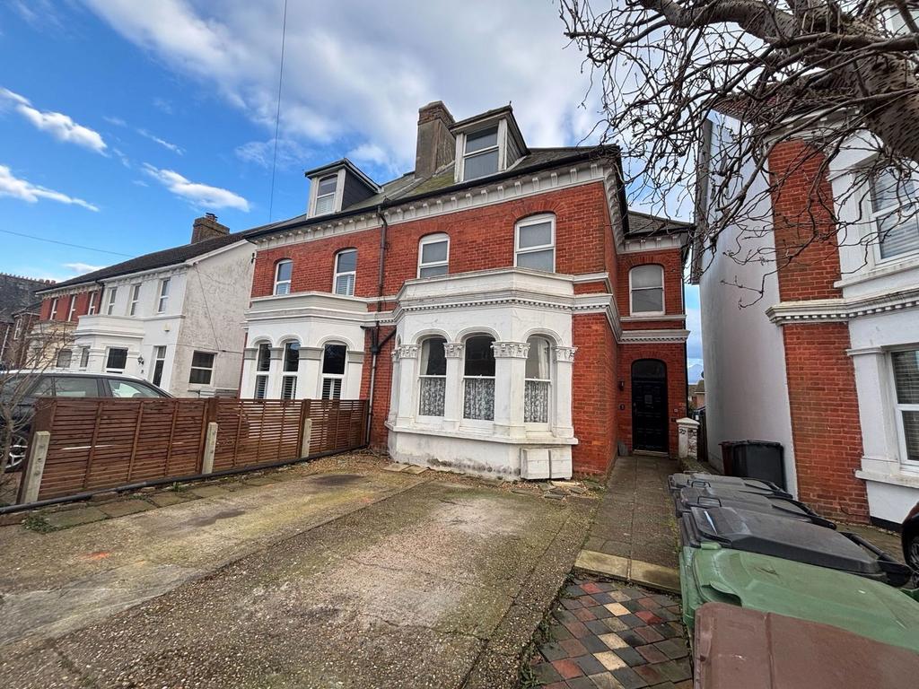High Street, Pevensey BN24 1 bed ground floor flat to rent - £850 pcm ...