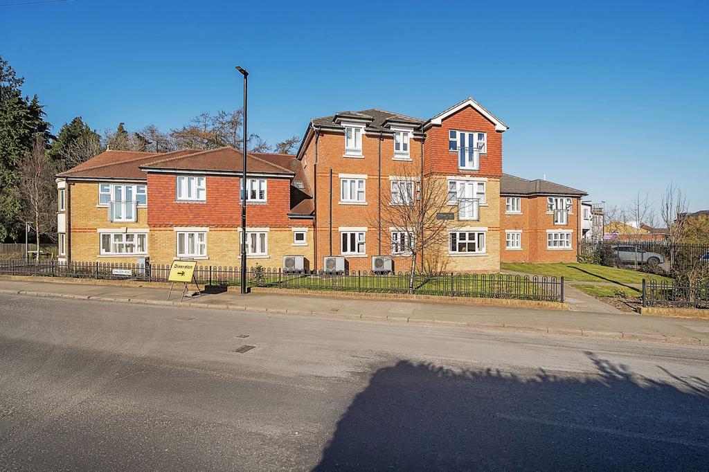 Chaldon Road, Caterham CR3 2 bed flat - £300,000