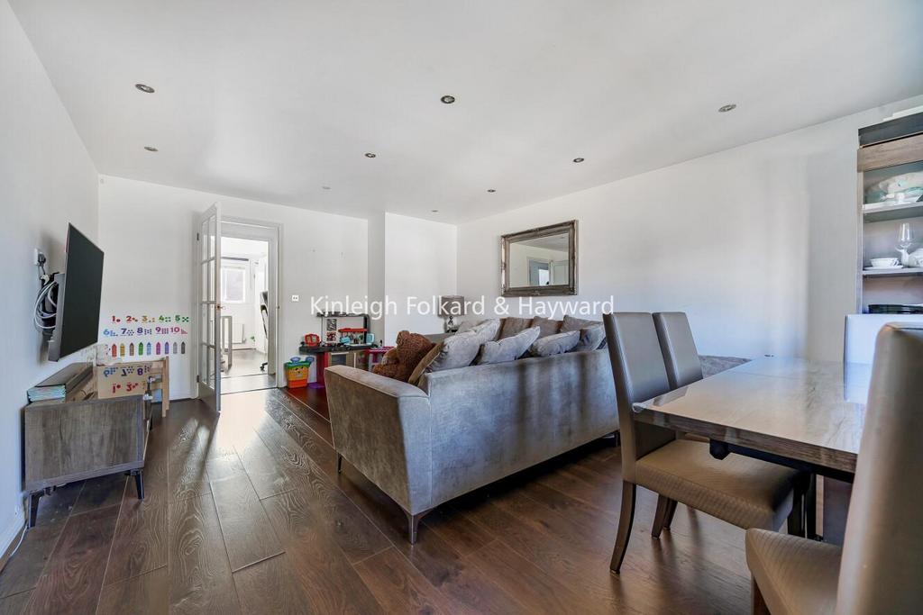 Stafford Close, Oakwood, London, N14 2 bed flat for sale - £450,000