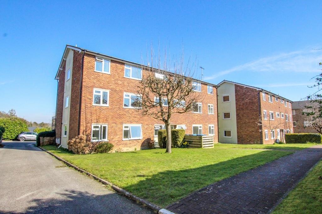 Sharrow Close, Haywards Heath, RH16 2 bed flat for sale - £260,000
