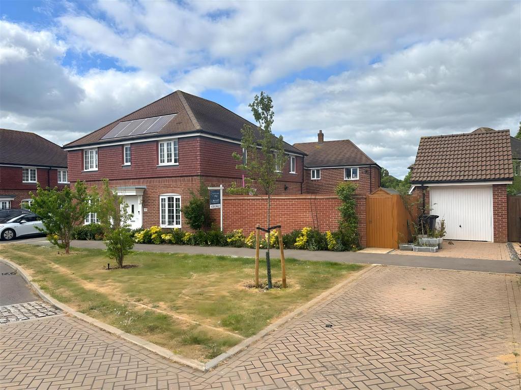 Abbott Way, Holbrook, Suffolk 3 bed semi-detached house for sale - £325,000