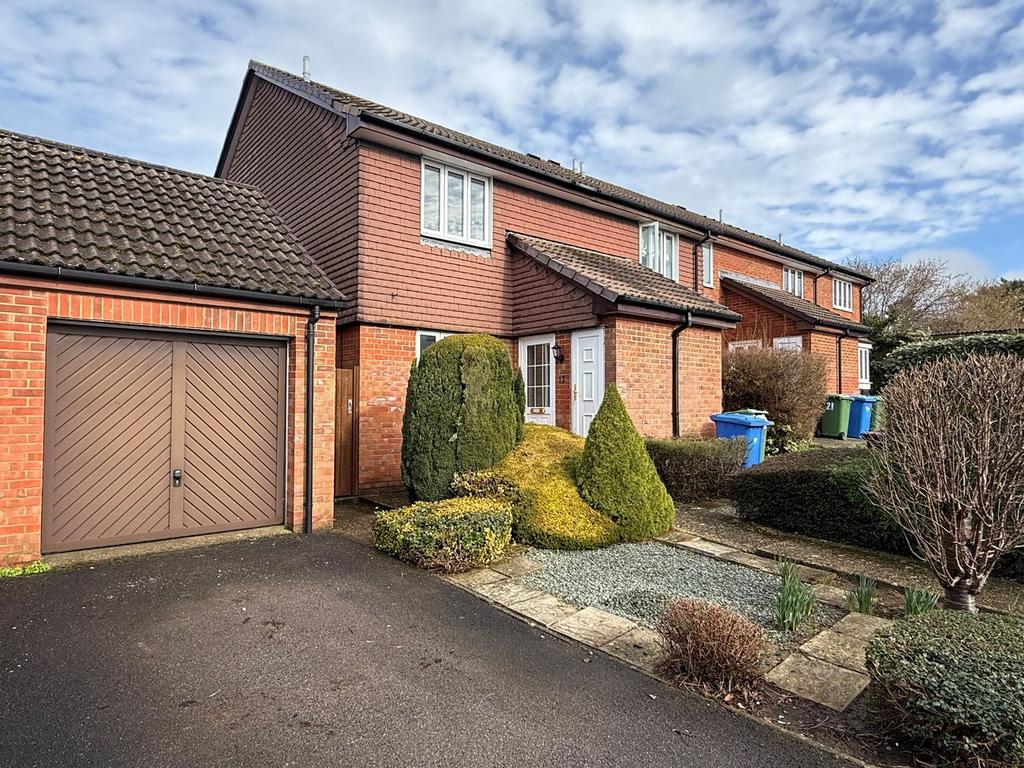 Angel Place, Binfield, Berkshire, RG42 2 bed semi-detached house - £ ...
