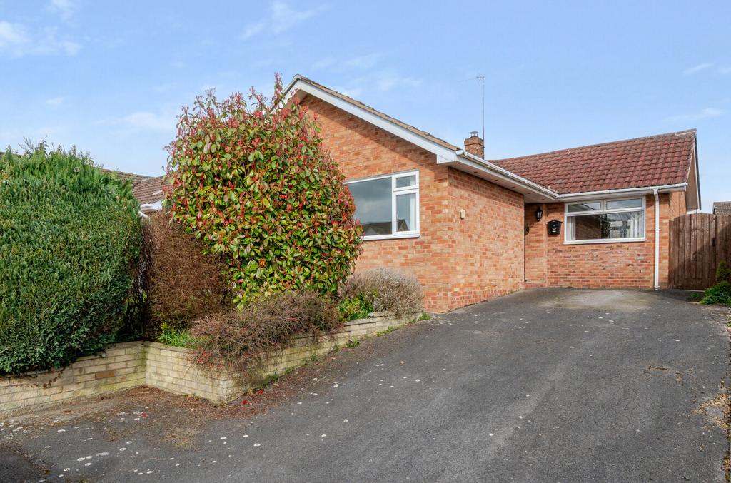 The Mayalls, Twyning, Tewkesbury 3 bed bungalow for sale - £385,000