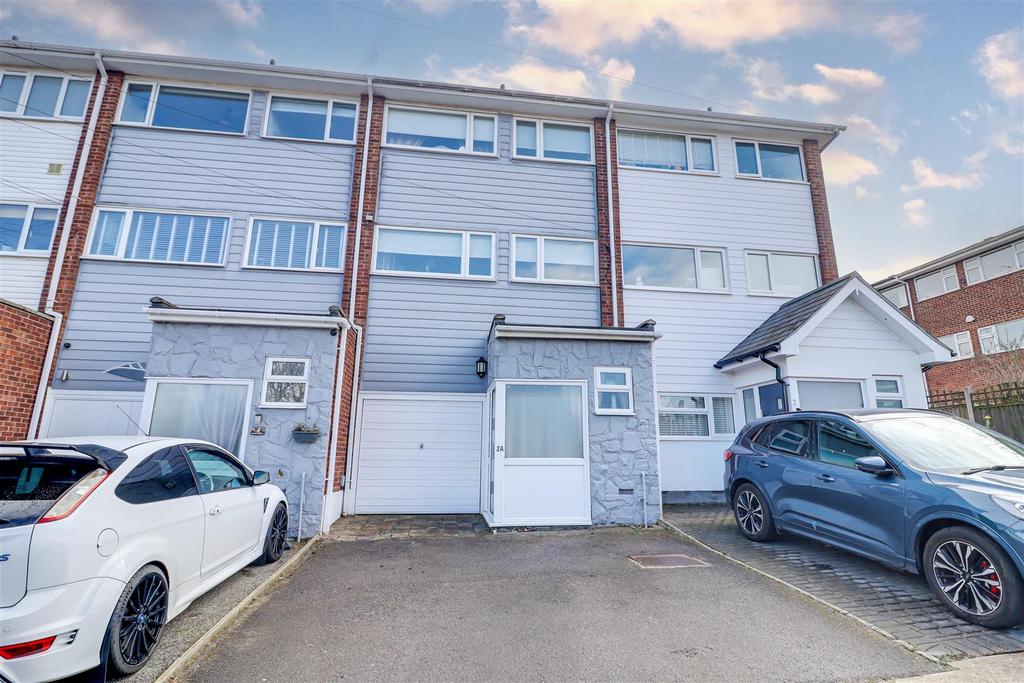 Carlton Drive, Benfleet SS7 4 bed terraced house for sale - £325,000