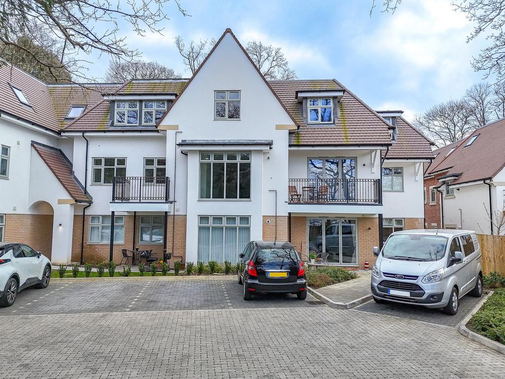 175 Lymington Road, Highcliffe... 2 bed apartment - £349,950