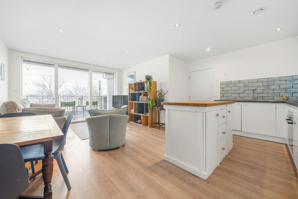 Barrington Road, London SW9 2 bed flat for sale - £525,000