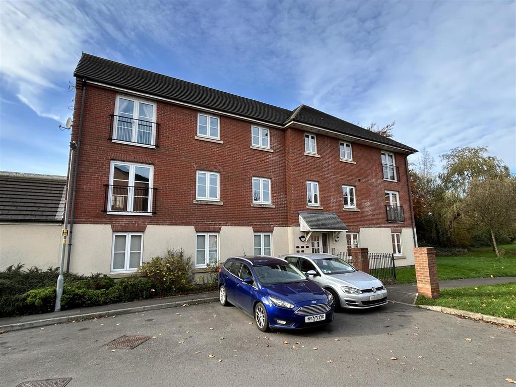 Barley Leaze, Chippenham 2 bed flat for sale - £169,950