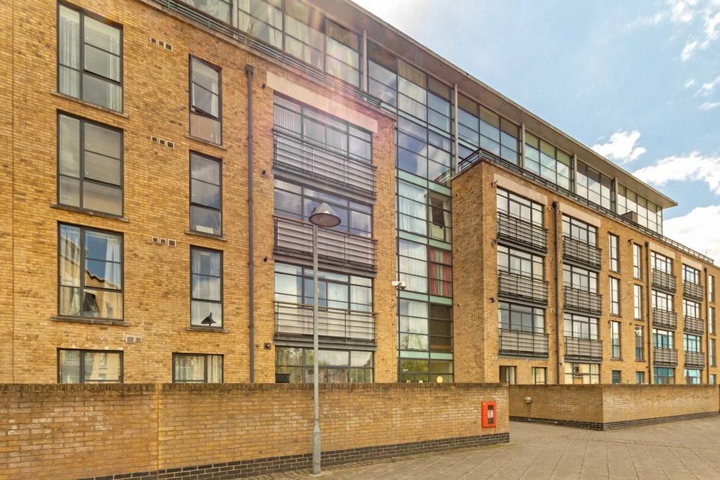 Point Wharf Lane, Brentford TW8 2 bed flat - £2,149 pcm (£496 pw)