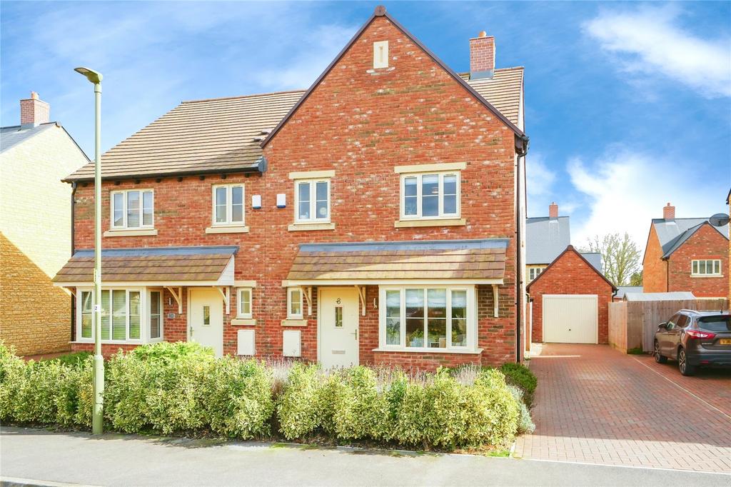 Pittick Close, Long Hanborough... 3 bed semi-detached house - £440,000