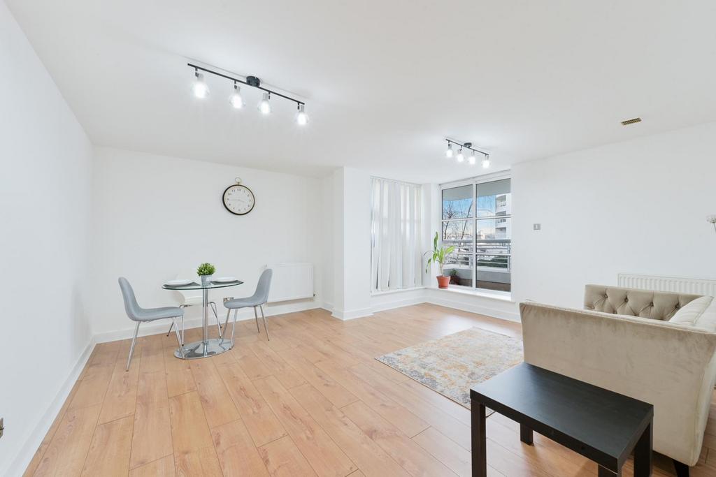 Barrier Point Road, London, E16 2 bed apartment - £475,000