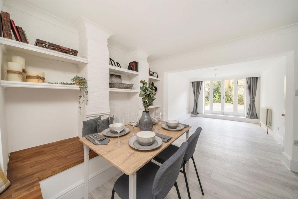 Wandsworth Bridge Road, London SW6 2 bed flat - £650,000