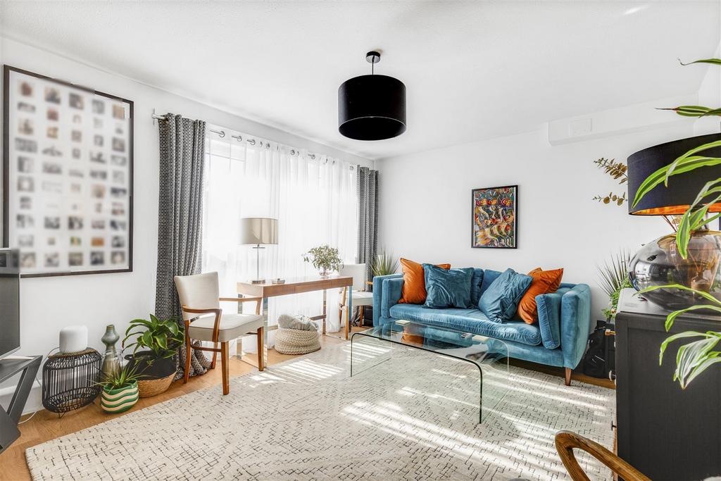 Arabella Drive, Putney, SW15 2 bed flat - £300,000