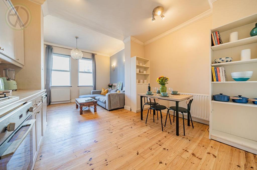 Merton Road, South Wimbledon SW19 2 bed flat - £500,000
