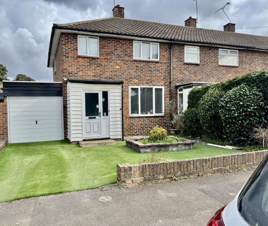 Albert Drive, Woking GU21 2 bed semi-detached house - £2,000 pcm (£462 pw)