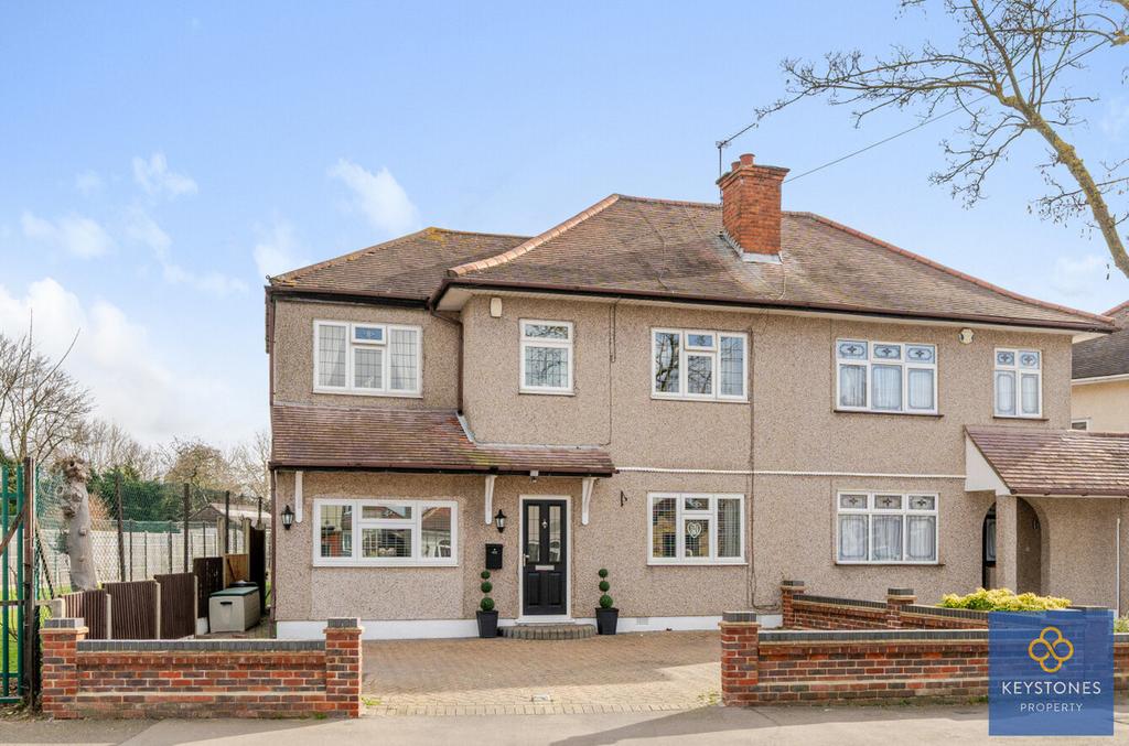 Lynwood Drive, Collier Row, RM5 4 bed semi-detached house - £580,000