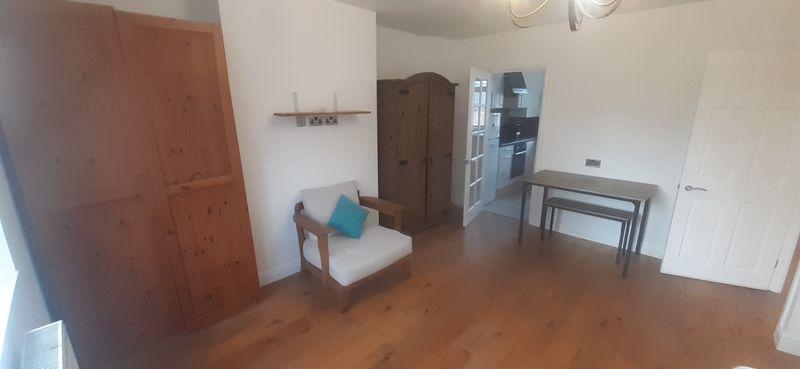 Studio to let, Bethwin Road, SE5, London Property - £1,250 pcm (£288 pw)