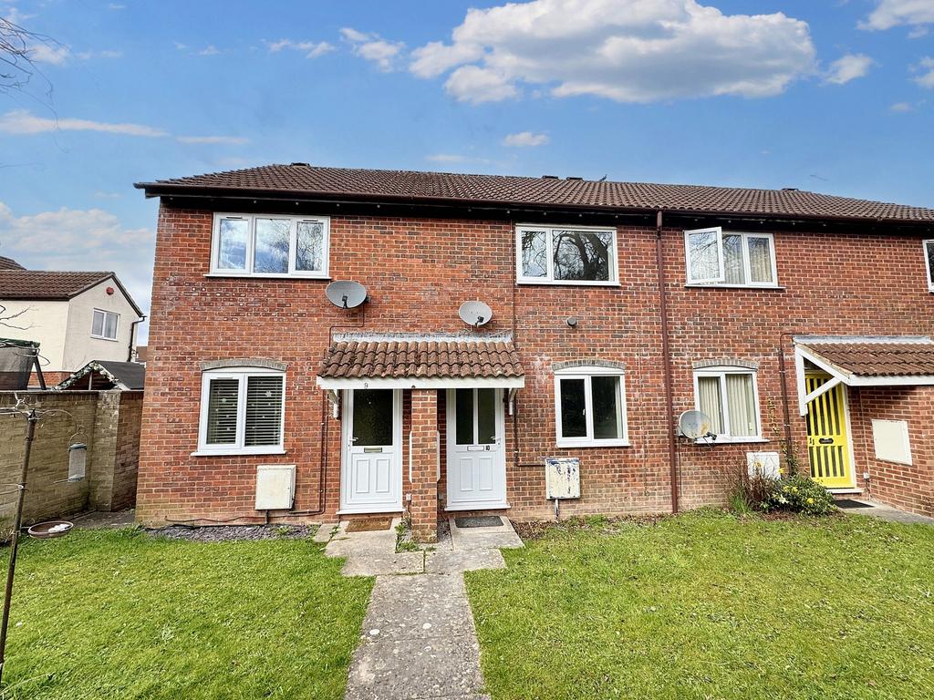 Lloyd Close, Taunton TA1 2 bed terraced house - £1,200 pcm (£277 pw)