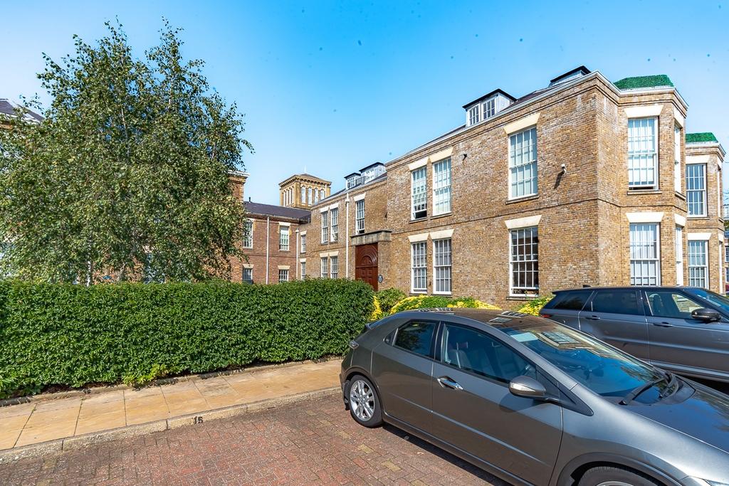 Royal Drive, London N11 3 bed apartment - £2,201 pcm (£508 pw)