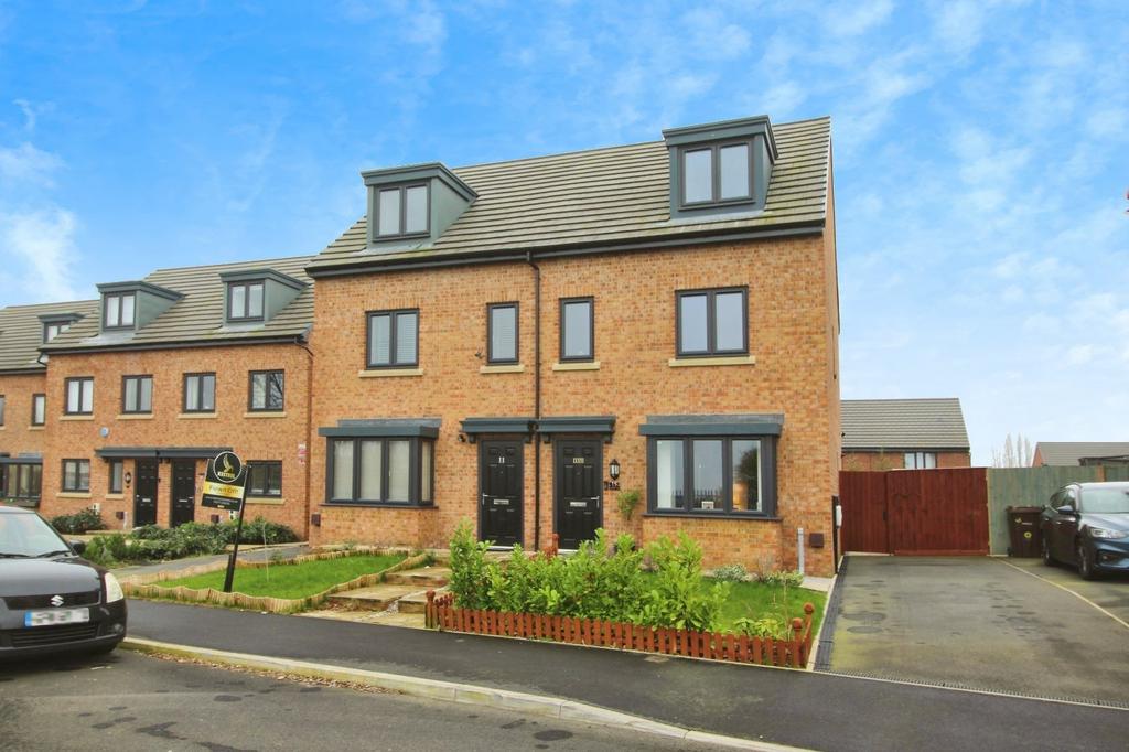 Sandygate Lane, Pontefract WF9 3 bed semi-detached house for sale - £ ...